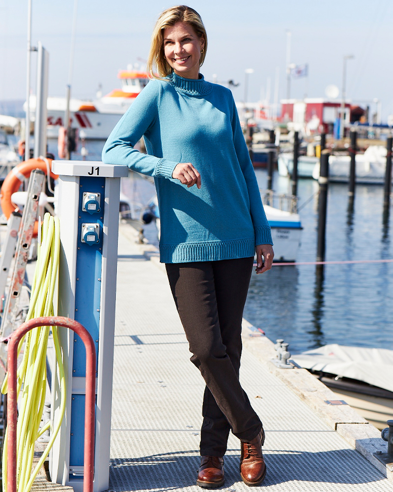 SPORTLICHER PULLI MIT SCHMUCKBLENDE - hellblau | Egü